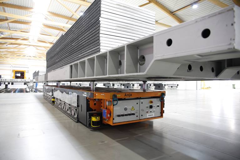 物流和生产中的自主移动机器人 (AMR) | KUKA