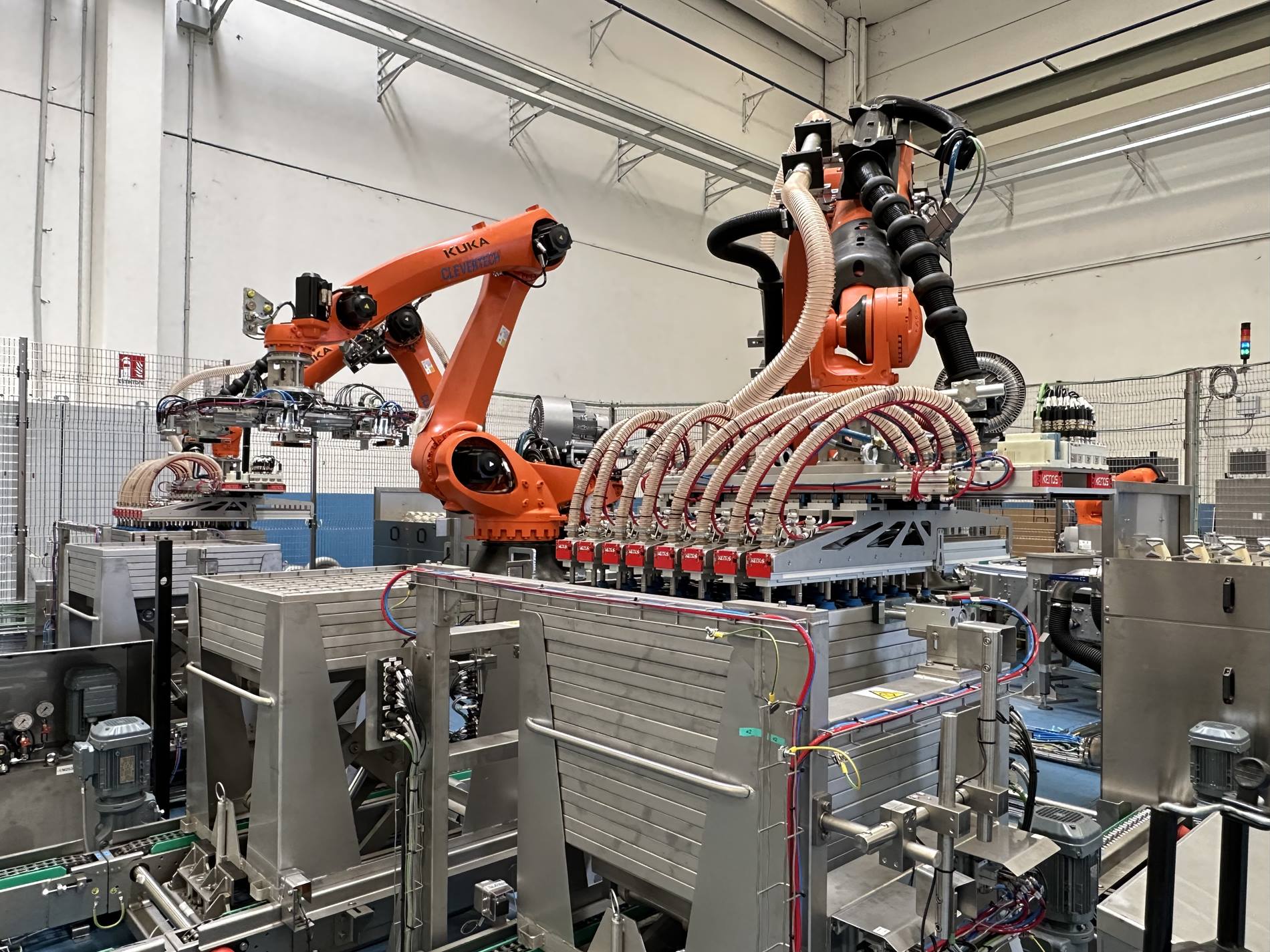 5 KUKA Robots optimize Pet Food Handling in 74 sqm | KUKA AG