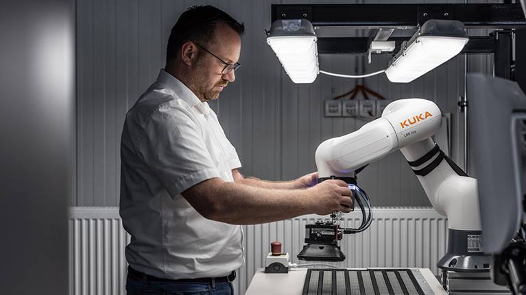 协作机器人 LBR iisy 进行质量控制 - 塑料工业 | KUKA AG