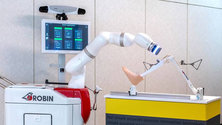 使用机器人系统“ROBIN”的机器人膝关节手术再上新台阶 | KUKA AG