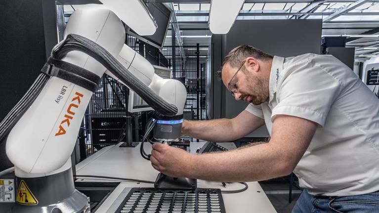 LBR iisy 协作机器人系列中的新机型 | KUKA AG